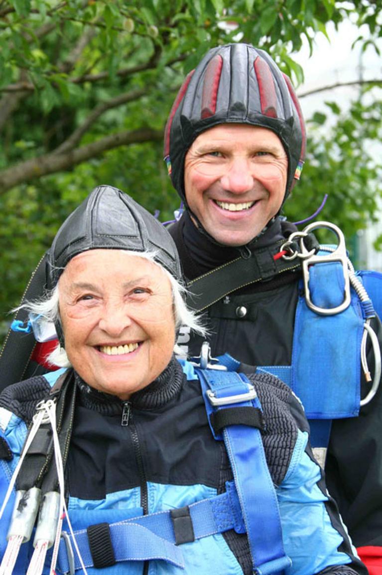Ur-Oma Geni springt auch noch mit 80 – Funjump-Tandemspringen